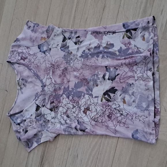 ONE WORLD | Tops | One World Floral Tshirt L | Poshmark